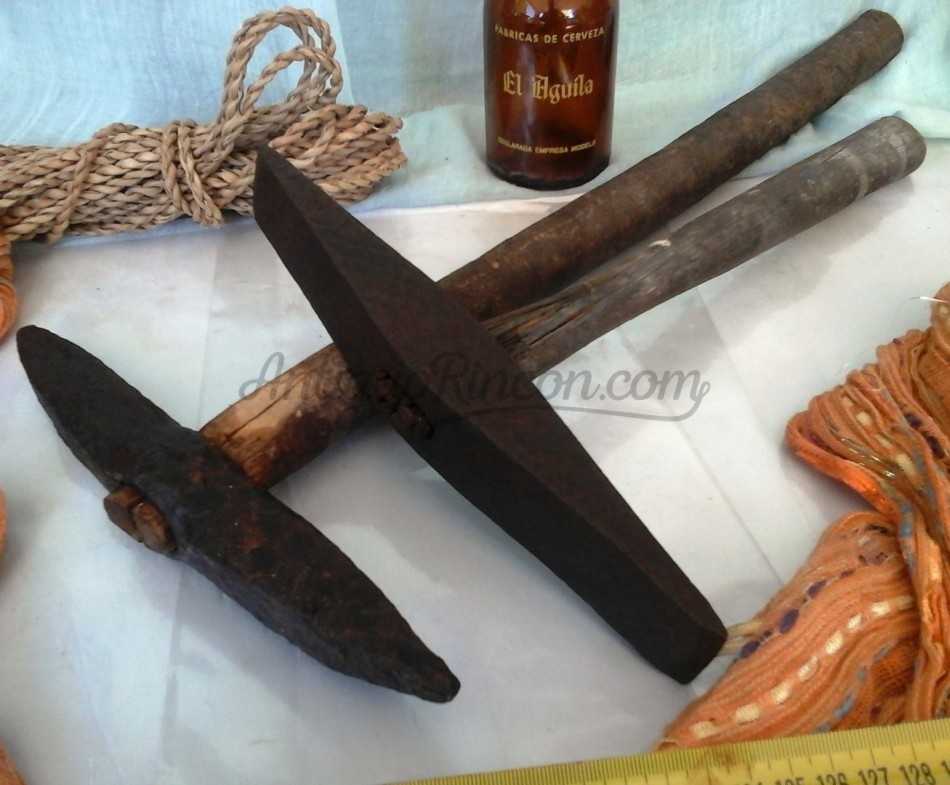 Picos. Piquetas. Antigua pareja. Rudimentarias herramientas.