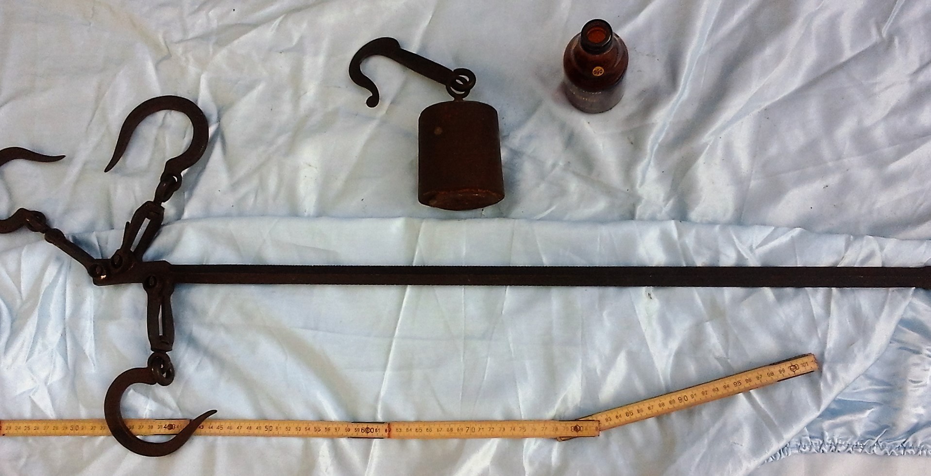 Balanza antigua tipo Romana con su pesa pilón. Pesa el pilón 3,6 kg ...