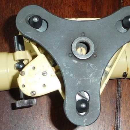 Teodolito antiguo. Marca Gustave Heyde. Años 40-50. Pesa 2,5 kg.