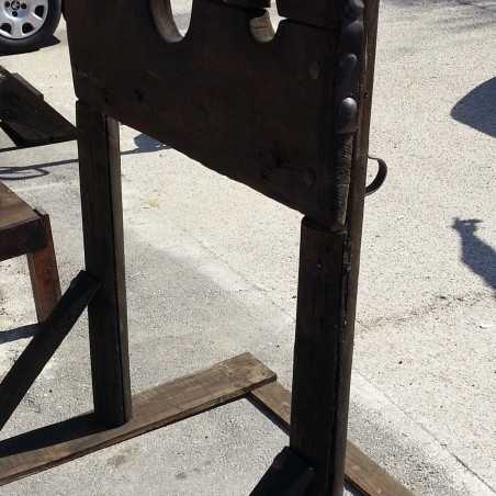 Cepo. Gran máquina de tortura. Estilo medieval. Artesanal. Mueble ...