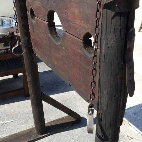 Cepo. Gran máquina de tortura. Estilo medieval. Artesanal. Mueble ...