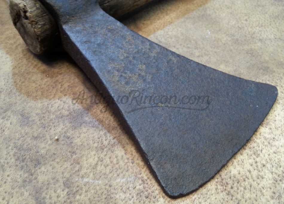 Hacha. Gran hacha con azadilla. Años 50. Fuerte y pesada. Utilería ...