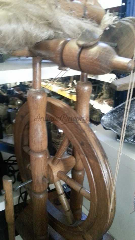 Rueca de costura centenaria. En madera. Alrededor de 1900. Atrezzo ...