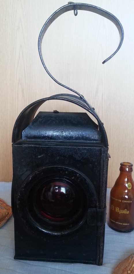 Linterna antigua. Tipo lámpara ferroviaria. Emblemática. Props ...