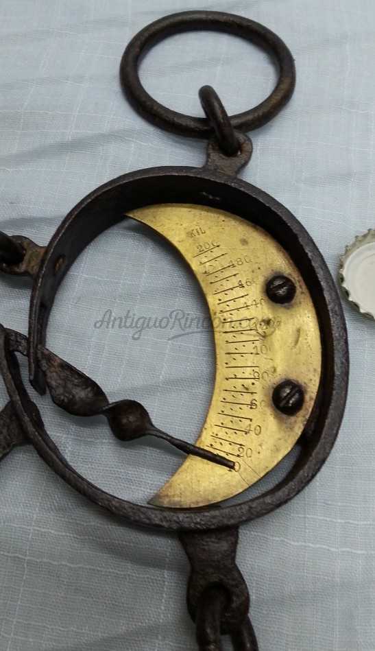 Báscula de gancho antigua. Modelo Báscula Luna. Old scale
