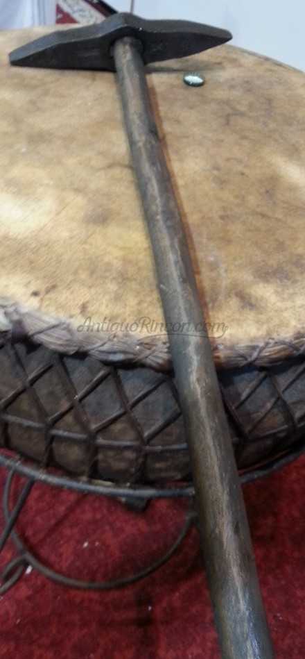 Pico. Piqueta. Antigua y rudimentarias. Herramientas rústicas para atrezzo.