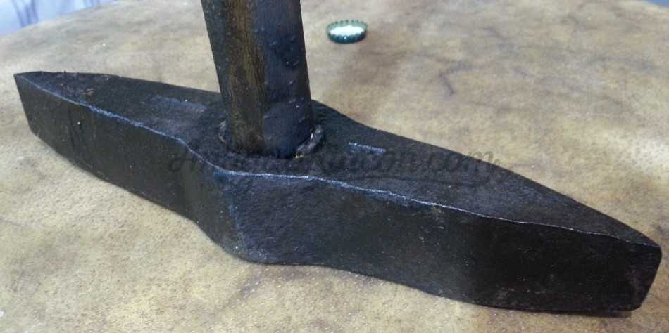 Pico. Piqueta. Antigua y rudimentarias. Herramientas rústicas para atrezzo.