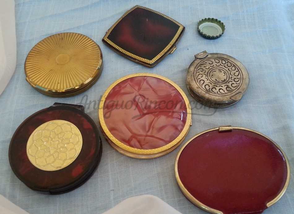 Polveras vintage. Variedad de antiguas polveras para alquilar.