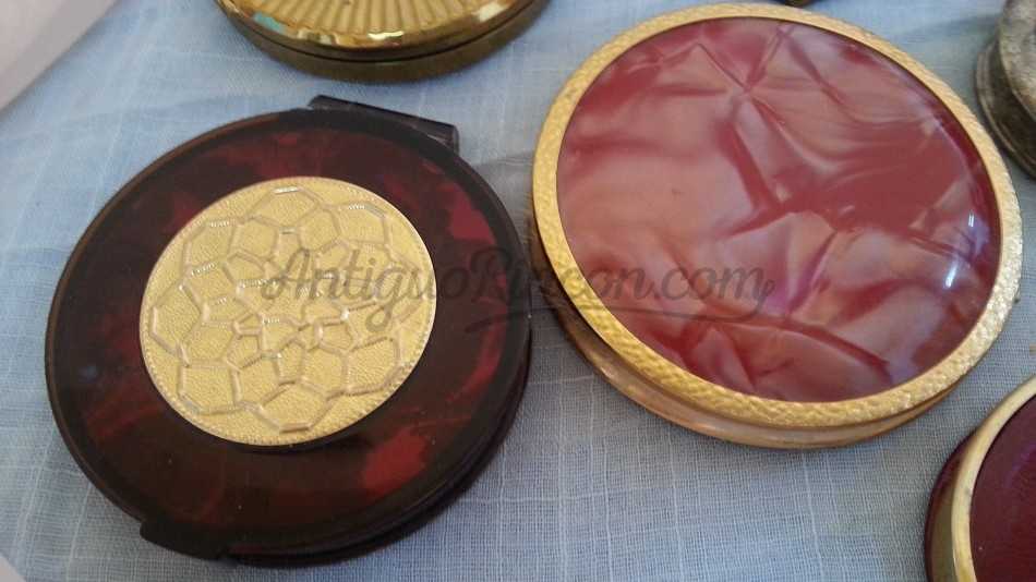 Polveras vintage. Variedad de antiguas polveras para alquilar.