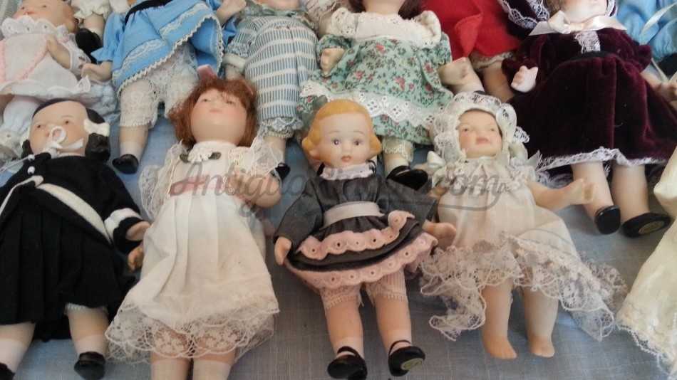 Muñecas de porcelana. Multitud de viejas colecciones de preciosas ...