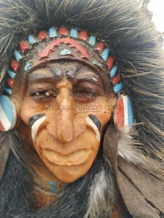 Máscara. Artesanal. Indio con plumas. Pequeño tamaño.