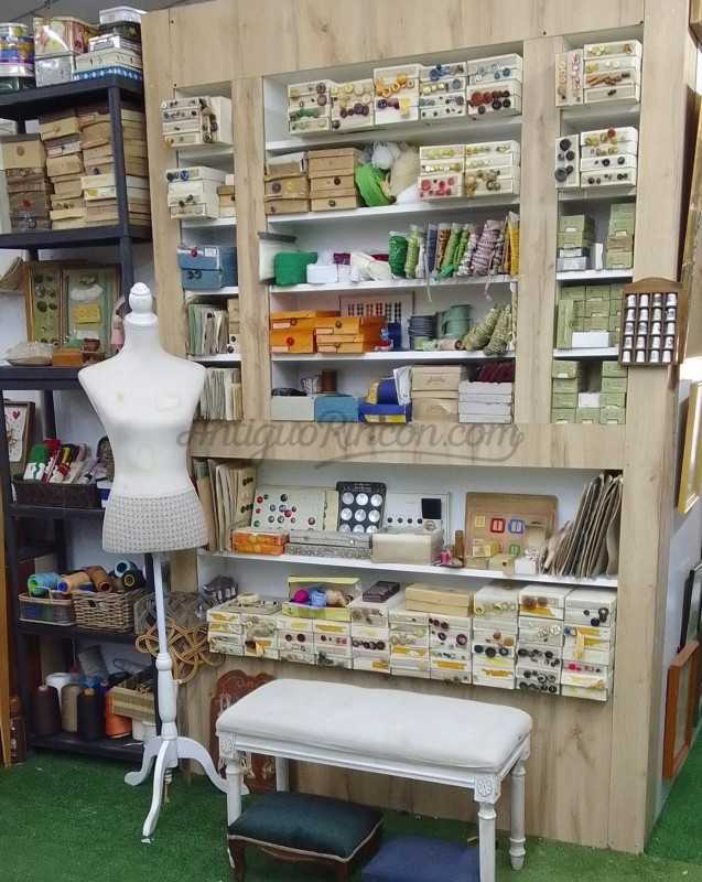 Mercería y costura. Nuevo departamento. Atrezzo de calidad.